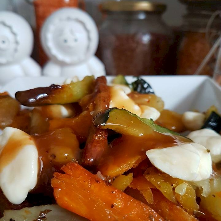 Poutine aux légumes racines, sauce brune douce, fromage en grains maison